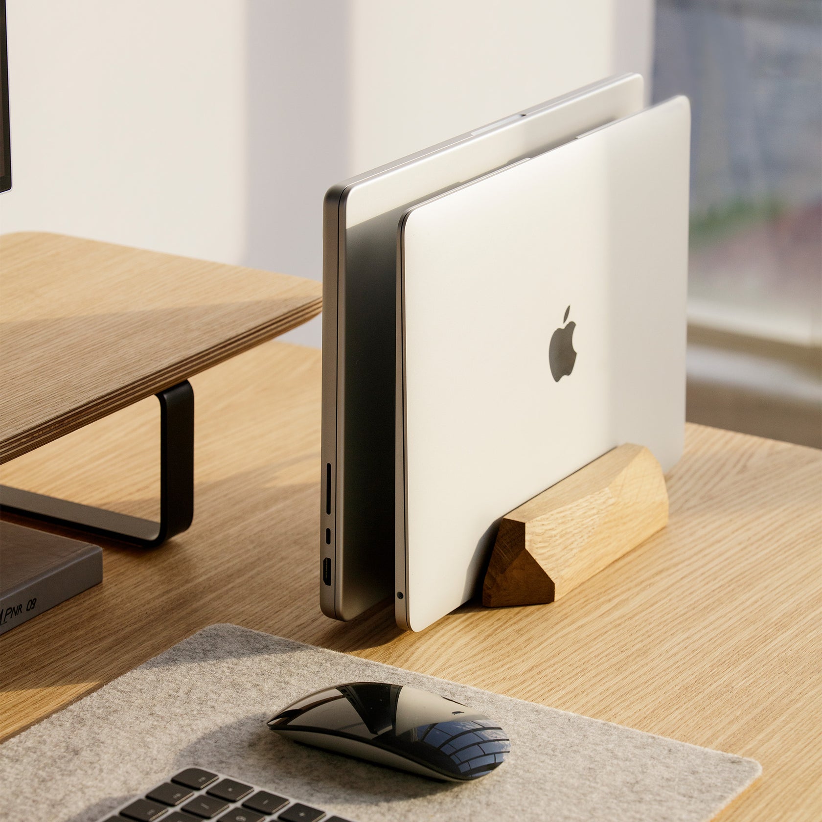 Oakywood Dual Laptop Dock, Oak – Goodnotes.no